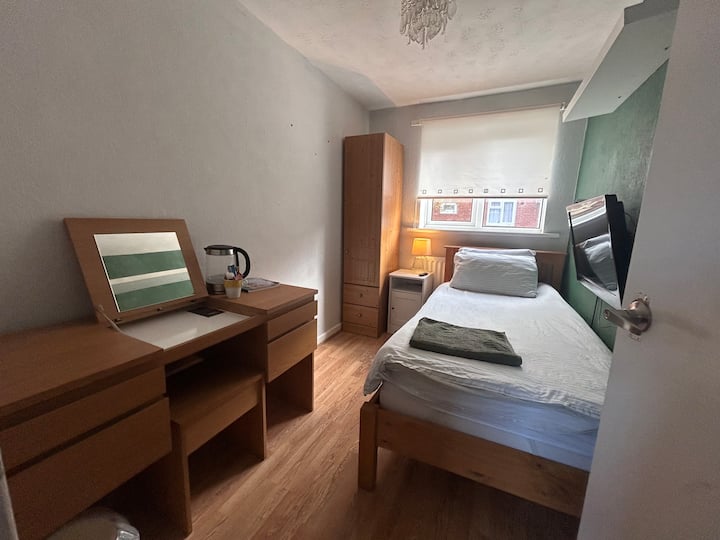 A Single Room For One, Near Redditch Hospital - Worcestershire