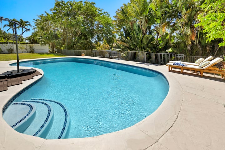 Canal-side Home With Dock, Heated Pool & Canoe - Delray Beach