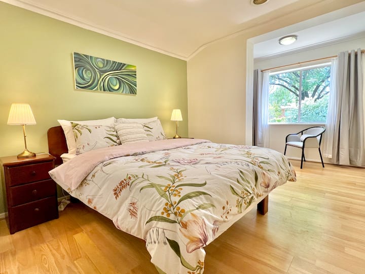 Big House In Inner City - Canberra