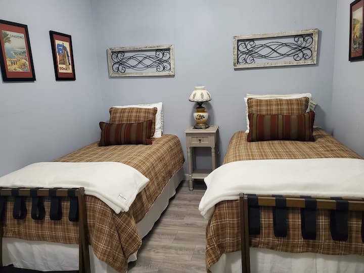 #12 Lovely, Comfy 2 Beds 5 Minutes Away Red Barn - Round Top, TX