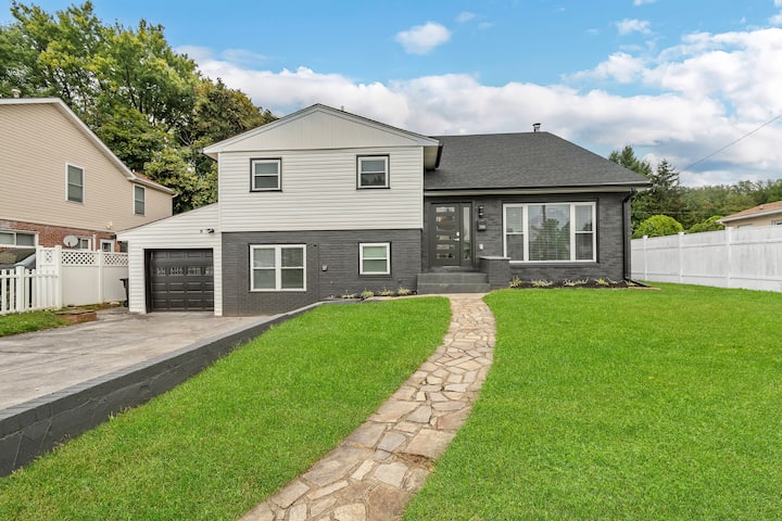 Hidden Gem W/ Heated Pool/ Hot Tub - Owings Mills, MD