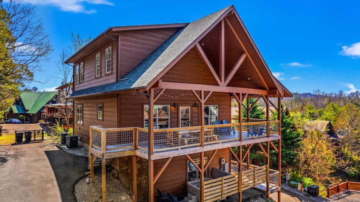 The Ultimate Bear-themed Cabin | Hot Tub | Slps 16 - Pigeon Forge, TN