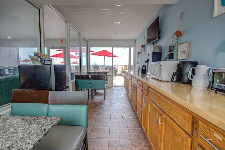 Coastal 2 Bed Comfort At Quaint Motel*pool & Beach - Daytona Beach, FL
