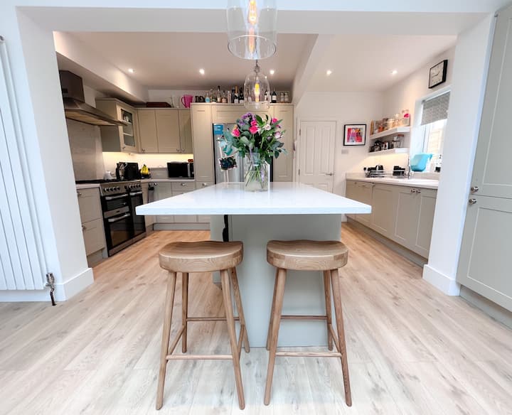Beautiful Family Home In Marlow - 말로