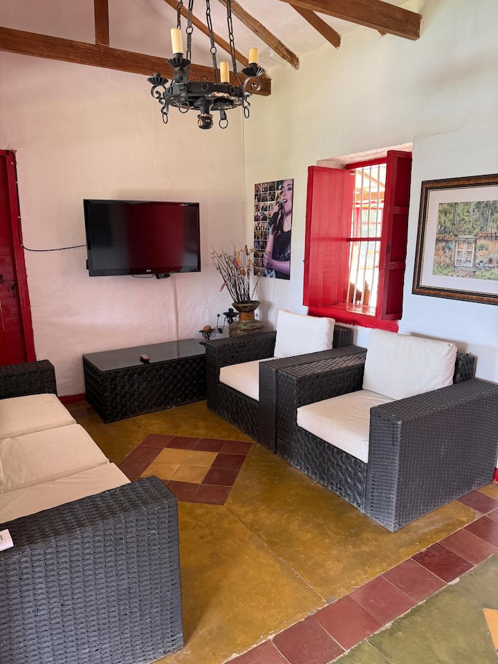 Colonial Family Home Pool & Peaceful Mountain View - Copacabana