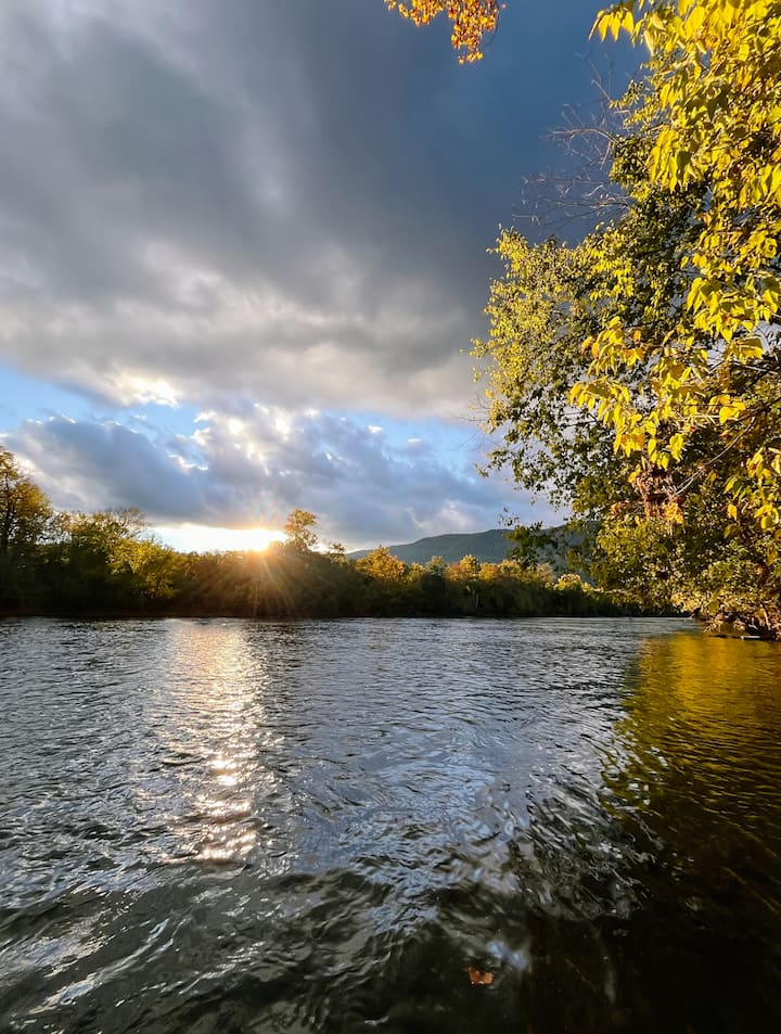 Riverfront Cabin W/ Hot Tub, Kayaks, Dock, Dog Ok - Rileyville, VA