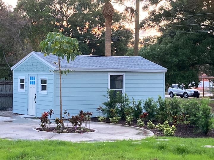 Little Bit Cute Tiny Home - St. Petersburg, FL