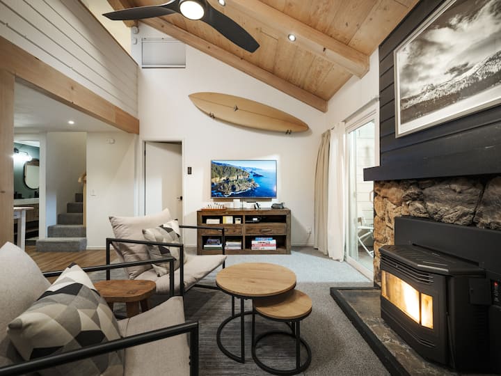 Designer Condo Walk To Town + Hot Tub & Pool - Mammoth Lakes, CA