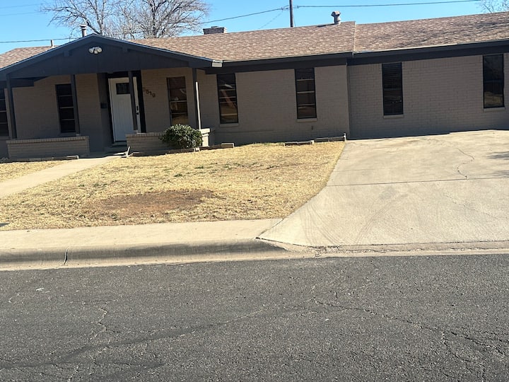 Large Crew Imperialhome 42” Smart Tv In Each Room - Midland, TX