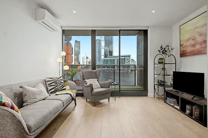 Relaxing Riverfront Retreat With Study. Pool/gym - Melbourne