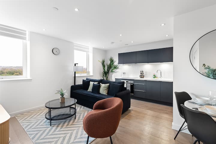 Sleek & Stylish Apartment In The Best Area - London