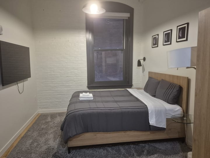 Trumbull Elevator - Private Large Studio Apartment - Hartford, CT