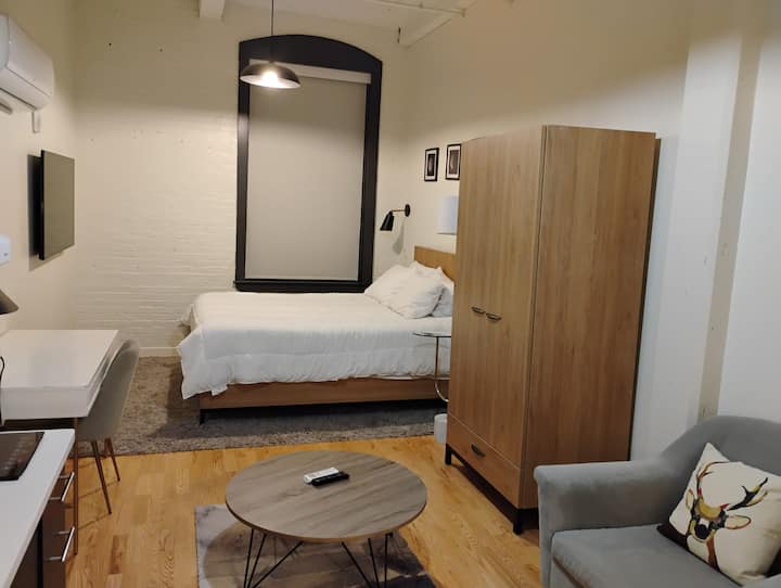 Trumbull Elevator - Private Large Studio Apartment - Hartford, CT