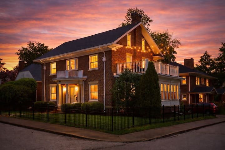 Stayiu: The Ballantine - 1 Block To Iu + Deck - Bloomington
