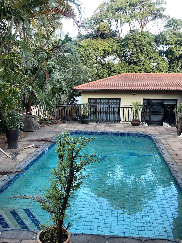 Cozy& Colorful Umhlanga Cottage - Mount Moreland
