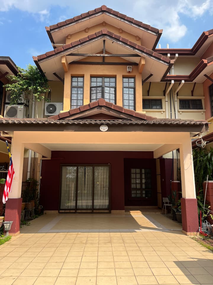 Landed Family Home @ Bukit Jelutong (+Netflix) - Kota Damansara