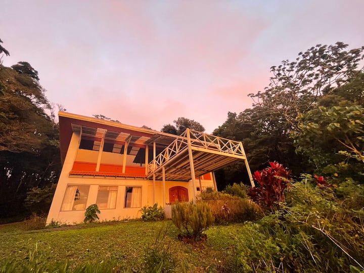 Hidden Paradise Monteverde, Costa Rica. - Monteverde