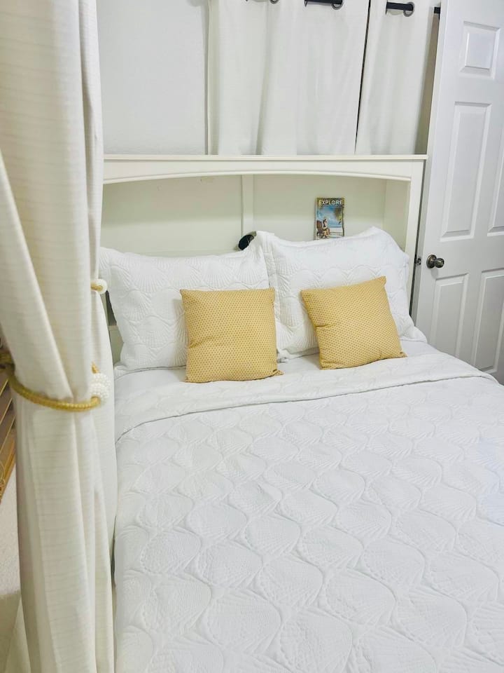 Twbr | 2br 1ba • Sleeps 4+parking+private Lawn - Cayman Islands