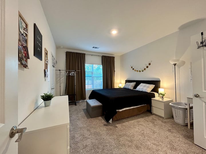 Master Bedroom In Modern Home Kyle, Fast Wifi - San Marcos, TX