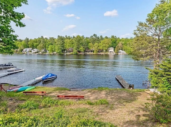 Cozy Lake Retreat | Halloween-themed Getaway - Mashapaug Lake, CT