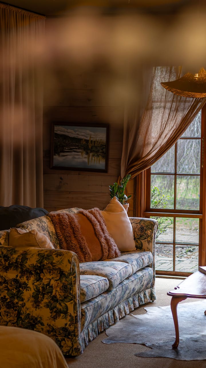 Quarters 3, Vintage Filled Room & Sauna - Strahan
