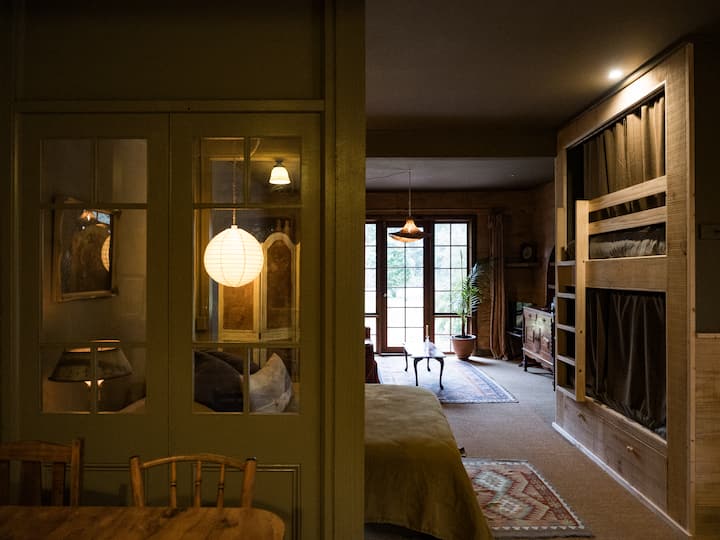 Quarters 3, Vintage Filled Suite, Strahan - Strahan