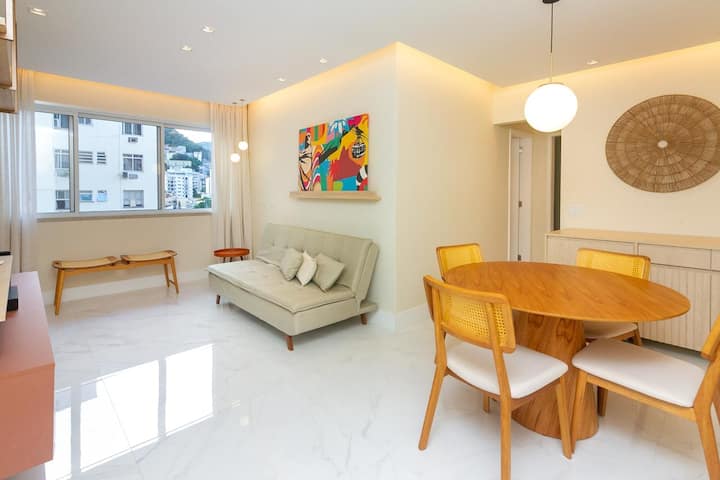 Flat Reformado Em Copacabana.
Garagem E Piscina. - Rio de Janeiro