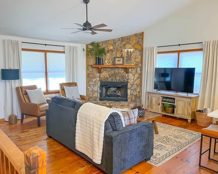 Cute 3/3 Cabin: Firepit, Games, Resort Amenities - Ellijay, GA