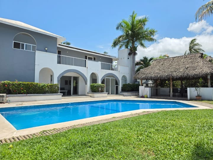 Casa A Pie De Playa,  A 100 Mts De Club Santiago. - Manzanillo, Colima, Mexico