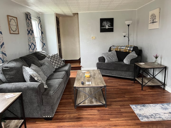 Cozy 2 Bedroom Home In Trafford Pa - Monroeville, PA