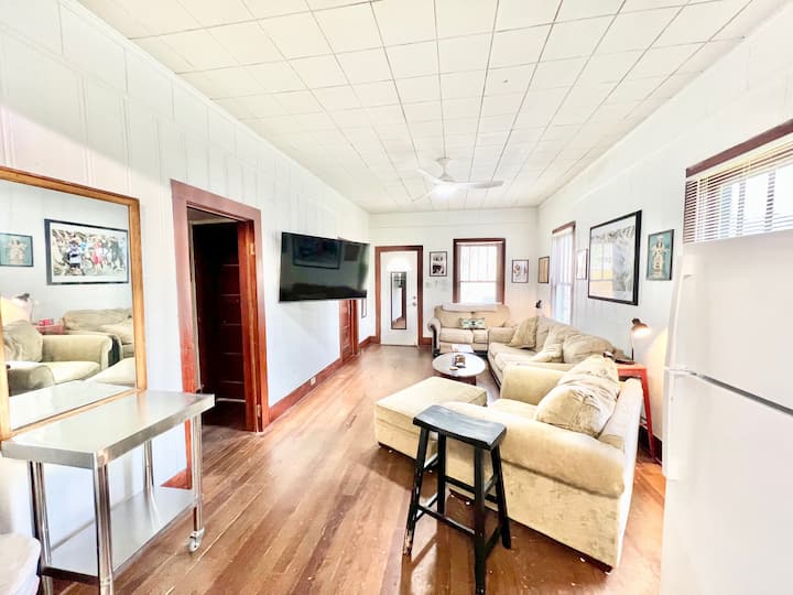 Downtown Home! Walk To Bars & Fests! Plush Beds - Lafayette, LA