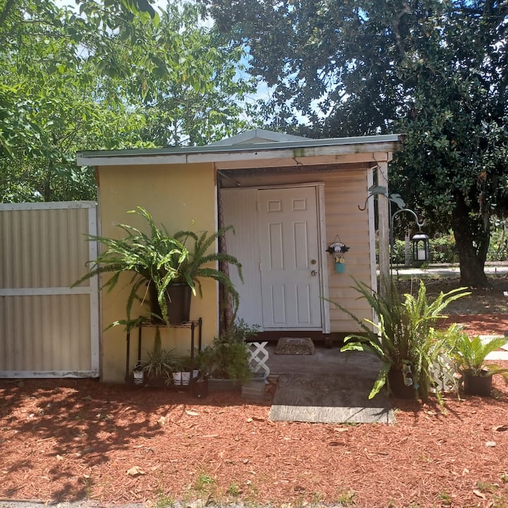 Cupcake Cabin Economy Private Bed & Bath - Jacksonville, FL