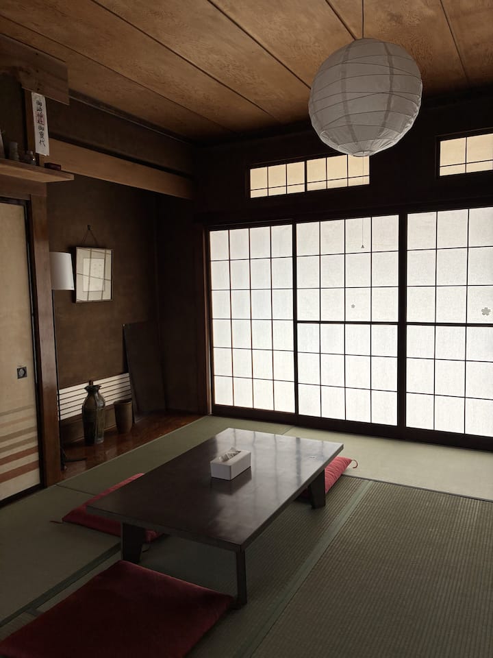 畳の居間に寝転んでくつろぐ。110㎡３ldk貸切一軒家 ｜山梨 ｜レトロなおばあちゃんの家 ｜8人 - Kofu
