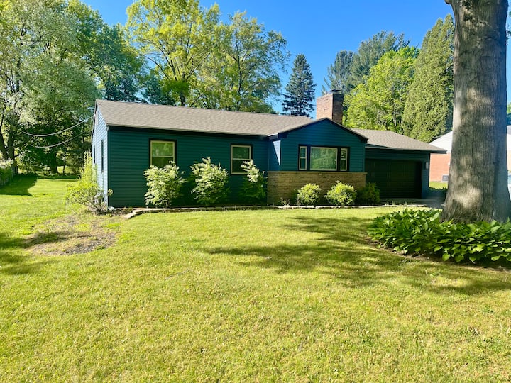 Private Yard And Hot Tub. 14 Person, Peaceful! - Rockford, IL