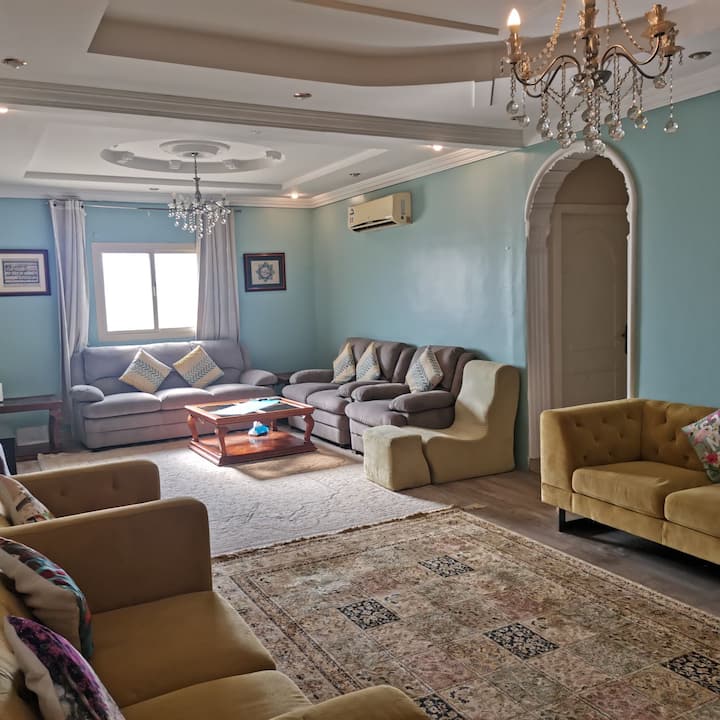 Spacious Flat, Great Location - Jeddah