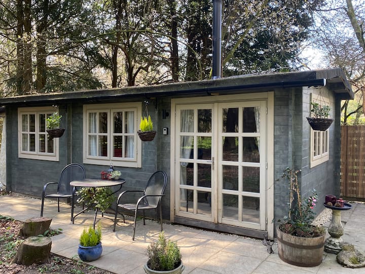 Private Rustic Cabin - Crawley