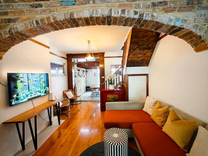 *Pyrmont Home With Parking* - Sydney