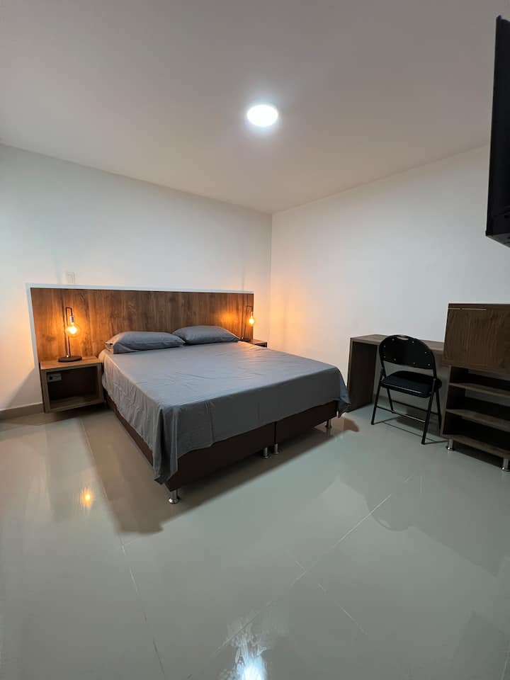 205) Amplia Habitación, Zona Central Y Tranquila - Medellín, Colombia
