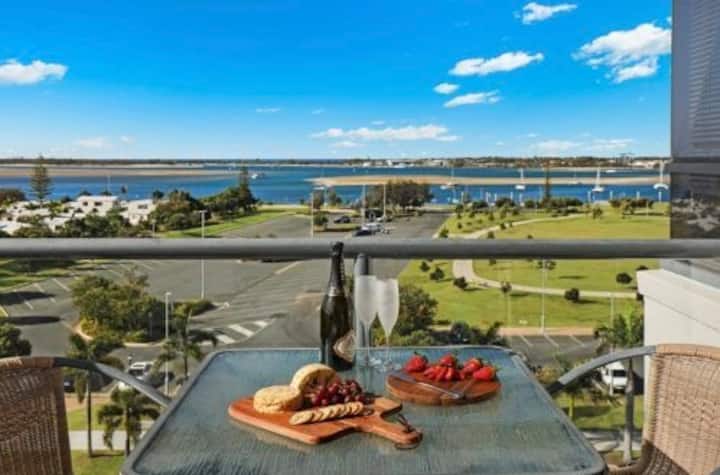 Spacious Waterfront Apartment - Amazing Location! - Gold Coast