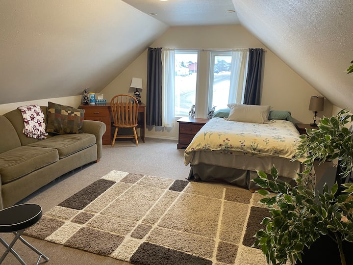 Above Garage Bachelor Suite. - Fort St. John