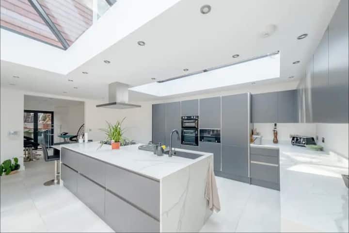 Modern And Secluded 6 Double Bed House - London, UK