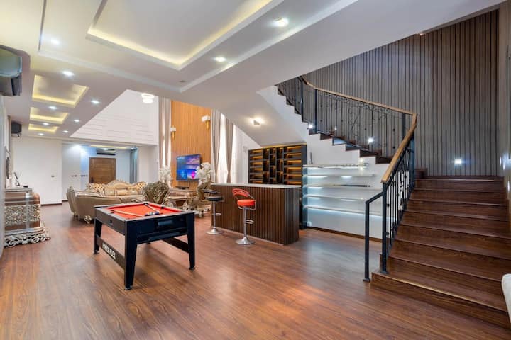 Luxurious 6 Bedroom Mansion With Pool - Lagos
