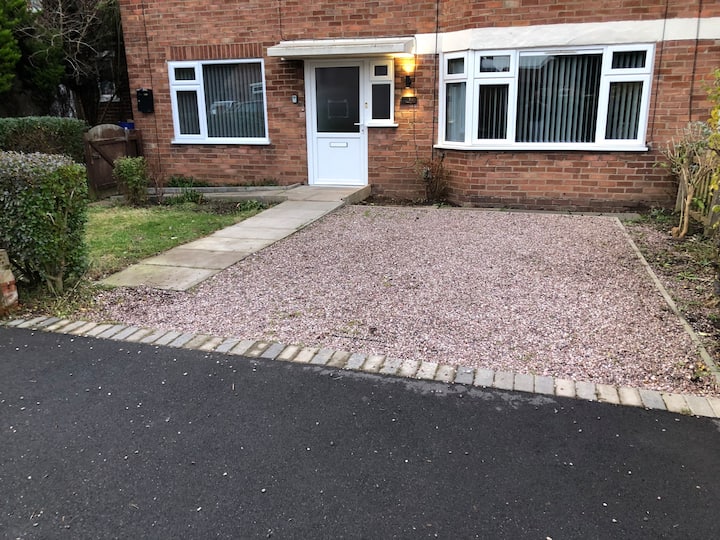 Entire 2 Bed Modern Apartment - Nantwich