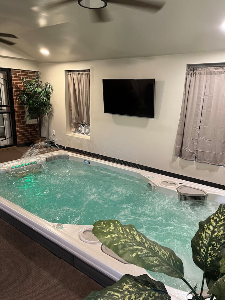 Luxury 3br Home With Spa Pool, Gym & Full Backyard - Columbus, OH