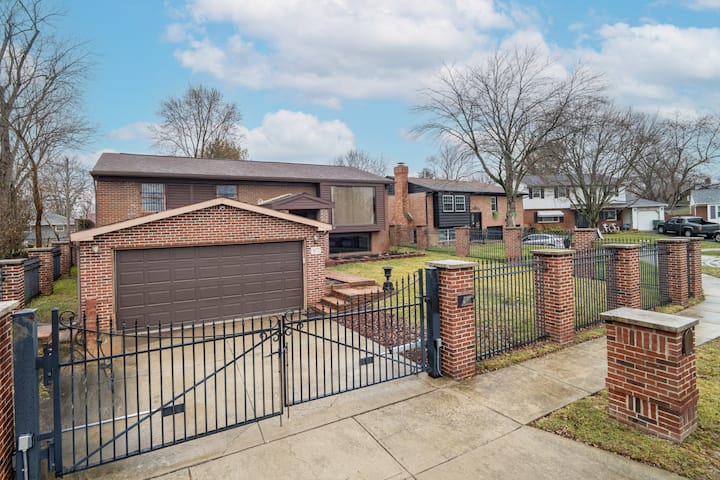 Luxury 3br Home With Spa Pool, Gym & Full Backyard - Columbus, OH