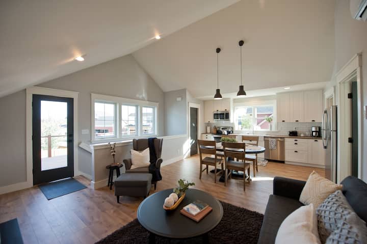 Large Outdoor Deck, Covered Parking, King Bed - Four Corners, MT