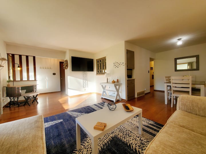 Cedar Hot Tub•spacious Home•quite Neighborhood - Racine Zoo, Racine