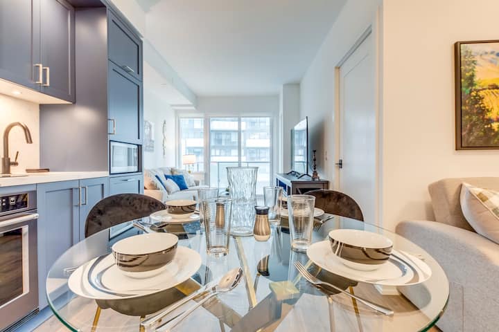 Plush Queen Bed, Gym, Pool, Parking & Wifi - Toronto