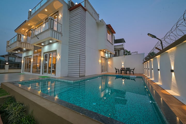 4bhk Vivanta W Lawn & Common Turf In Lonavala - Lonavala