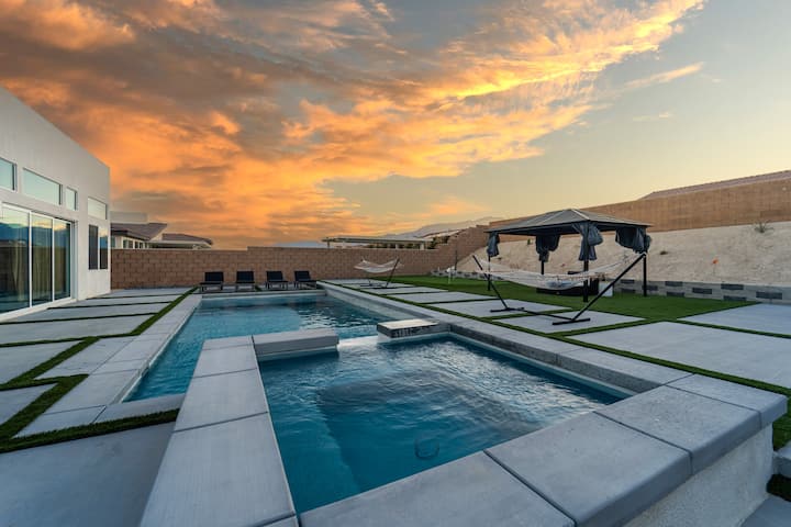 Golden Sands Retreat | Huge Yard & Sparkling Pool - Desert Hot Springs, CA